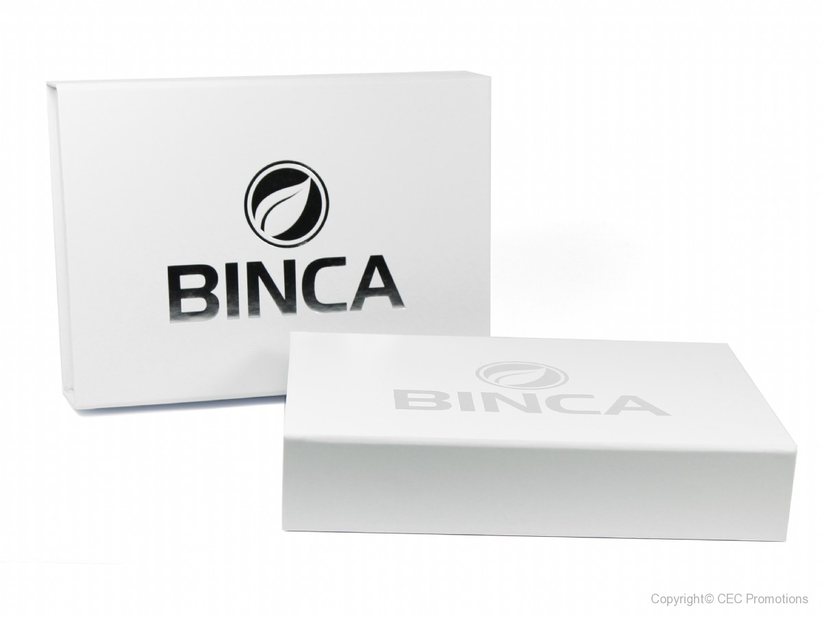 Mit einem Logo in Heißfolienprägung auf einer individuellen Geschenkbox ...